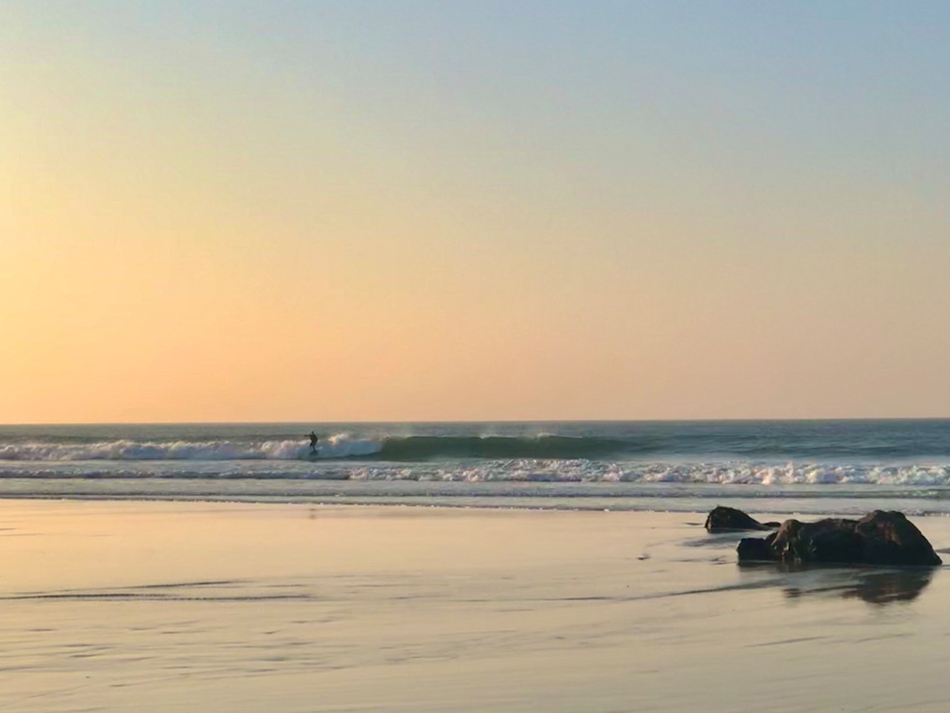 How do tides affect surf conditions?